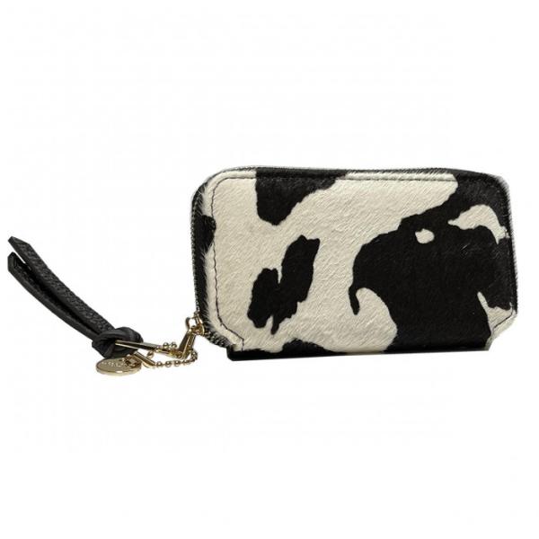 高級感のあるハラコを使用した、アクセサリーポーチ。小さくても必要な物が沢山はいる。ひと味違う私のこだわりポーチ。整理整頓できるポケットがあり便利。必要なものをすぐに見つけられる。見た目以上の収納力。アクセサリーや小物収納に最適。旅行などお出...