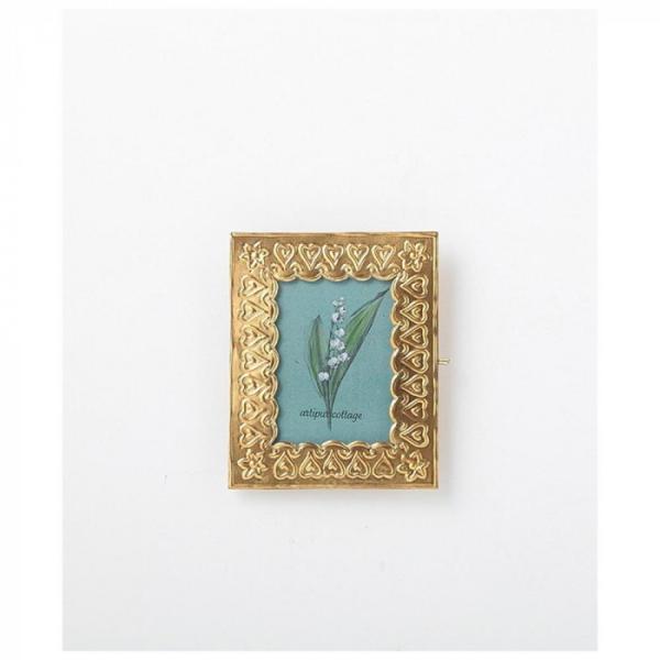 アイアン素材に型押しで模様を入れた壁掛け用フォトフレームです。アンティークの様な雰囲気です。花のイラストが描かれた台紙入りでそのままアートフレームとしても飾れるアイテムです。 生産国:インド 素材・材質:鉄ガラス 商品サイズ:幅8×高さ10...