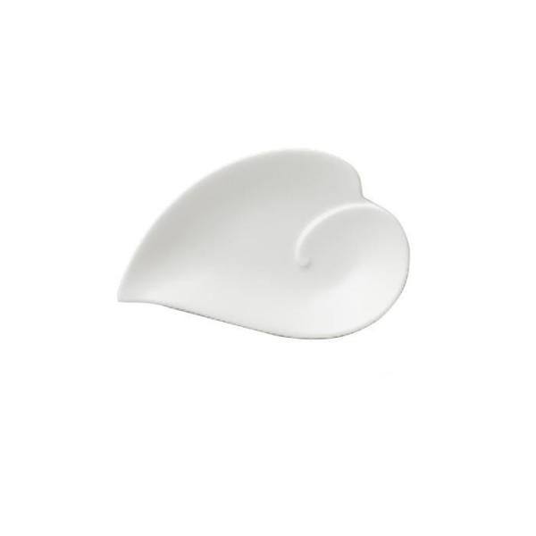 ユニークな葉っぱのかたちのプレートは、銘々皿としておやつのお供にお使いいただけます。ポコアポコとは「少しずつ」という意味の音楽用語。ハートと葉っぱが重なる柔らかなフォルムは、少しずつ心をときほぐしてくれる、心和む器です。 生産国:日本 素材...