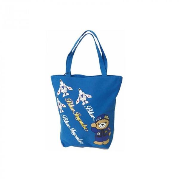 ブルーインパルス柄のトートバックです。 生産国:中国 商品サイズ:390×340×20mm 重量:235g　※サプライヤー直送品　　