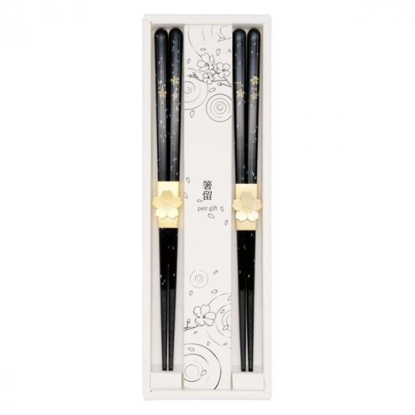 箸留付きのシックなデザインの中に高級感のある桜が散りばめられたペアお箸セットです。ご自宅用としても、贈り物としても活躍します。海外の方へのお土産にもどうぞ。 生産国:日本 素材・材質:箸:天然木塗装の種類:アクリルウレタン塗装箸留ベース:1...