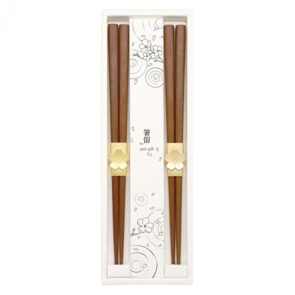 箸留付きのシンプルなデザインの中にも高級感を纏うペアお箸セットです。ご自宅用としても、贈り物としても活躍します。海外の方へのお土産にもどうぞ。 生産国:日本 素材・材質:箸:天然木、アクリル(和紙入り)塗装の種類:塗装無し(研磨仕上げ)箸留...