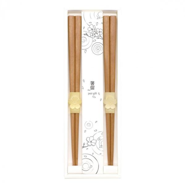 箸留付きのシンプルなデザインの中にも高級感を纏うペアお箸セットです。ご自宅用としても、贈り物としても活躍します。海外の方へのお土産にもどうぞ。 生産国:日本 素材・材質:箸:天然木、アクリル(和紙入り)塗装の種類:塗装無し(研磨仕上げ) 箸...