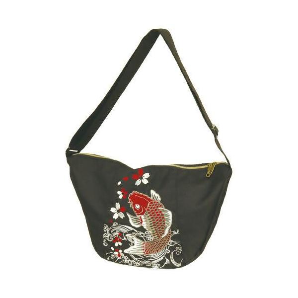 刺繍のワインポイントが特徴的なメッセンジャーバック。 生産国:中国 素材・材質:本体:ポリエステル/テープ:ポリプロピレン 商品サイズ:約W40×H26×D10cm、持ち手:約67?130cm　※サプライヤー直送品　　