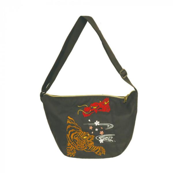 バッグ上部のジップがメインポケット。中にはポケットがふたつ配置されています。バッグ背面にも横長のジップが取り付けられており、こちらはサブポケットになっています。紐はベルト式になっており、長さの微調節も可能。 生産国:中国 素材・材質:本体:...