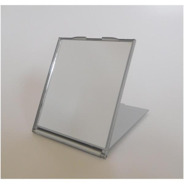 薄くて軽いスリムコンパクトミラーのMサイズです。 生産国:日本 素材・材質:鏡:ガラス、フレーム:スチロール樹脂 商品サイズ:Mサイズ:約H114×W94×D5mm(鏡面サイズ:100×90mm) 重量:約67g　※サプライヤー直送品　　