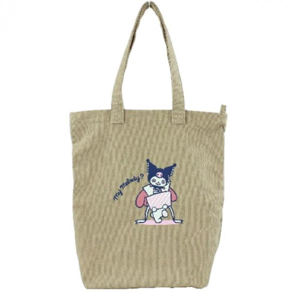 大人っぽいドローイングタッチテイストのデザインです。 生産国:中国 素材・材質:コットン帆布 商品サイズ:H42×W40×D10cm 仕様:内側:吊りポケット付き、開閉:ファスナー(C)SANRIO　※サプライヤー直送品　　