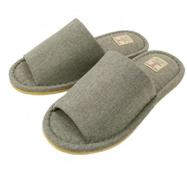 シンプルだから使いやすい。手を使わずに楽に脱ぎ履き出来るスリッパの原点を感じさせてくれるスリッパです。和モダンなカラーにワンポイントネームがオシャレで色々なテイストのインテリアに合います。ファミリーは勿論、来客やギフトにもおすすめ。コスパ最...