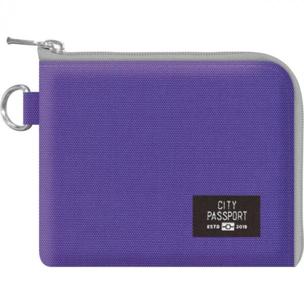 「ハード」「ポップ」バラエティに富んだ、メンズラインナップ。窓枠ポケット付きのコンパクトなパスケース。小銭、お札、カード、鍵など出かけるとこ気に必要なものを便利に収納できます。 生産国:日本 素材・材質:ナイロン 商品サイズ:90×110m...