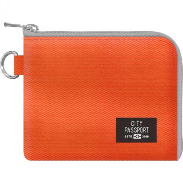 「ハード」「ポップ」バラエティに富んだ、メンズラインナップ。窓枠ポケット付きのコンパクトなパスケース。小銭、お札、カード、鍵など出かけるとこ気に必要なものを便利に収納できます。 生産国:日本 素材・材質:ナイロン 商品サイズ:90×110m...