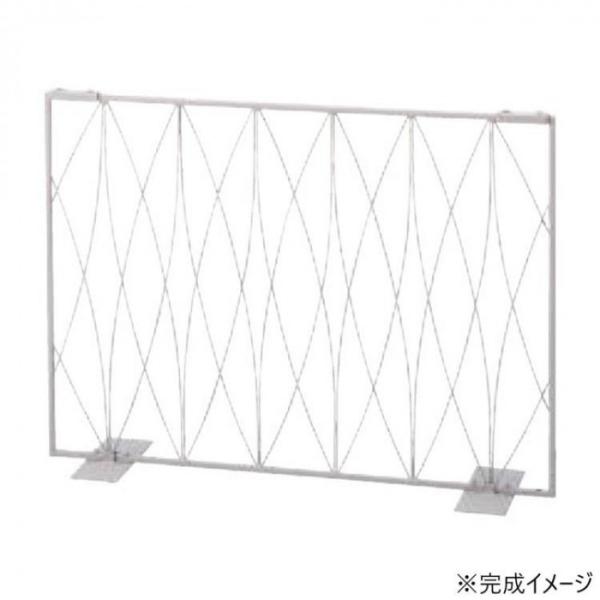 檻のような柵から卒業できます。おしゃれなペットゲートです。隙間なく間口にぴったり収まるようにスタンドの取り付け位置が変えられます。 生産国:中国 素材・材質:スチール(粉体塗装) 商品サイズ:W81×L22×H61cm 仕様:組立式　※サプ...