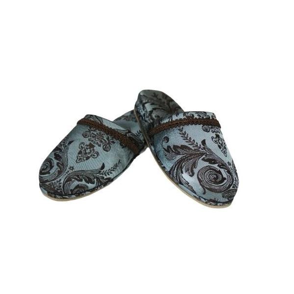 Jennifer Taylor社製の生地を使用した、高級感漂うユニセックスのルームシューズ。履いているだけで、エレガントな気分になれそう。裏底は、スウェード調の生地を張り、真ん中に合成皮革のすべり止めつきの為、歩いているときにペタペタと音が...