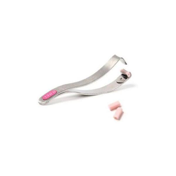 目尻のカールを自由に扱えるように作られた曲線。弱い力でもまつ毛をしっかりカールさせるビューラーです。 生産国:日本 商品サイズ:7.5×2.0cm(2.9×1.0inc) 重量:18.1g(0.4oz) 付属品:専用替えゴム×2　※サプライ...