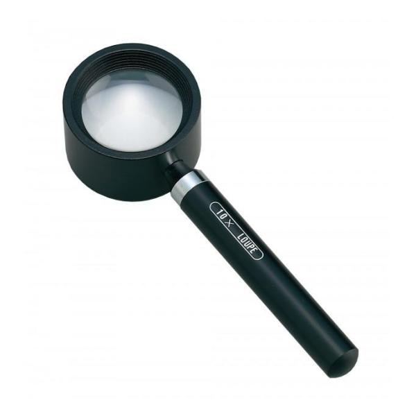 高品位の白ガラスレンズを採用した高倍率手持ちルーペです。使用時はレンズに目を近づけてご使用ください。ガラスレンズ2枚構成タイプです。 生産国:日本 商品サイズ:レンズ径:28mm 重量:38g 仕様:倍率:10倍　※サプライヤー直送品　　