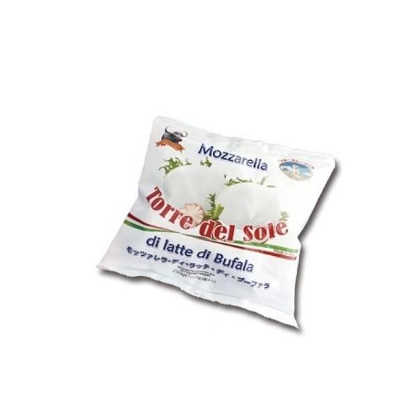水牛の乳で作ったモッツァレラチーズをホエイと冷凍しました。甘く濃厚なミルクの味わいが楽しめます。冷蔵庫で24時間解凍してからご使用ください。 生産国:イタリア 内容量:250g 賞味期間:360日　※サプライヤー直送品　　