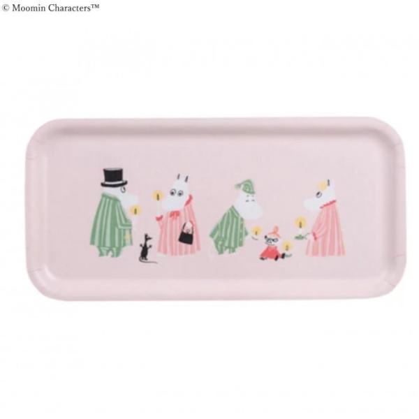 テーブルを華やかに彩るムーミンの木製トレイです。 生産国:フィンランド 素材・材質:バーチ材(メラミンコーティング) 商品サイズ:約270×130mm 仕様:耐熱温度:+100度食洗器使用不可　※サプライヤー直送品　　