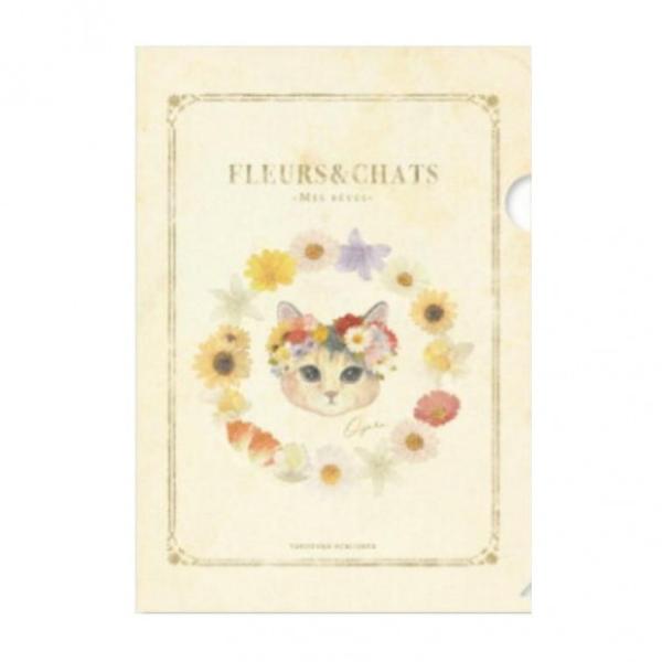 きれいな花飾りを頭にのせたネコたちが描かれた「fleurs&amp;chats」のクリアファイル。表面は古い図鑑の表紙をイメージしたデザインです。裏面には誕生花と花言葉が書かれているので、ご自身や大切な人の誕生花を探してみてくださいね。 生...