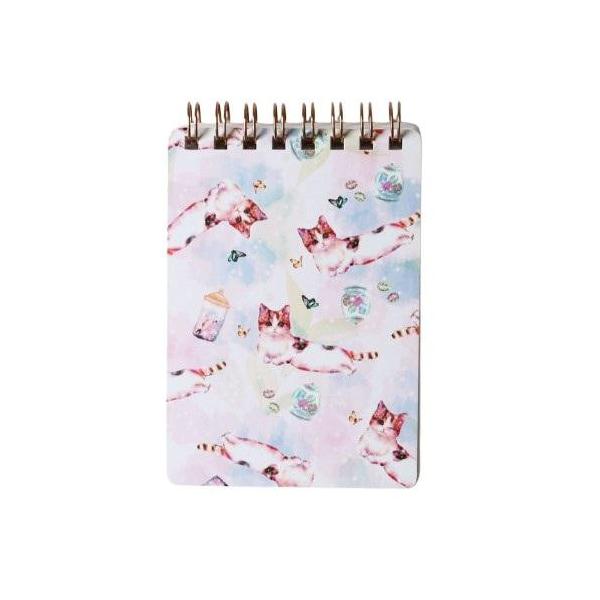 ネコたちの不思議な日常を描いた絵日記「kyou wa donna hi?」のリングメモ。淡い水彩タッチのイラストが表紙のこのリングメモは、まるで絵日記そのもののような可愛らしさです。小さなてのひらサイズの中にすてきなネコたちの物語が広がりま...