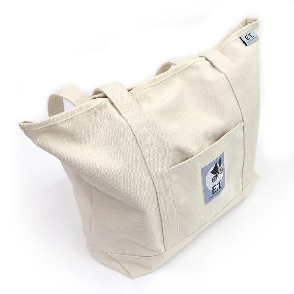 「E.T.」のタグがワンポイントのトートバッグです。ハンドバッグとしても使える2way仕様。落ち着いたカラーでどんなファッションにも合わせやすいアイテムです。大容量サイズなので、通勤通学やレジャーなど幅広いシーンでご使用いただけます。外側と...