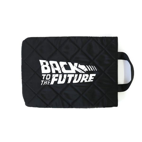 「Back to the Future」ロゴがインパクト抜群なPCケースが登場。13-14インチまでは収納可能。薄くてもクッション性があり、PCを保護してくれます。内側、裏面にポケットがあって収納力も抜群。持ち手が付いているのでPCケースだ...