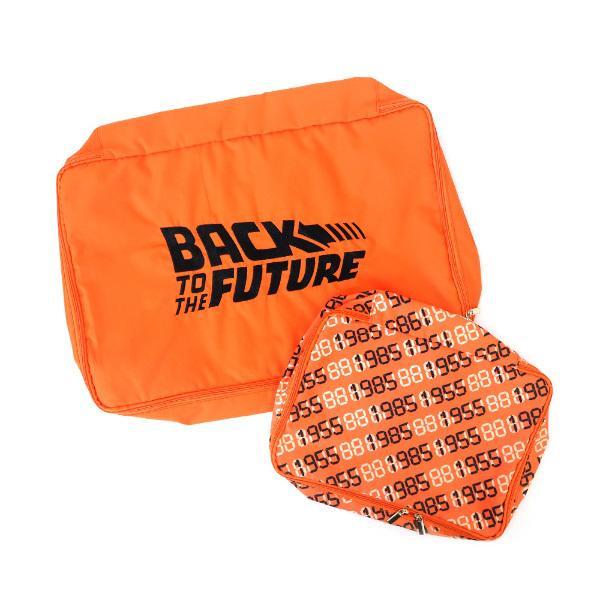 「Back to the Future」ロゴがインパクト抜群な収納ケースが登場。大小2個セットなので、用途に合わせて使い分けができます。カラーによってSサイズケースの柄が違っていて内側にはメッシュのポケットも付いています。出張にもおすすめで...
