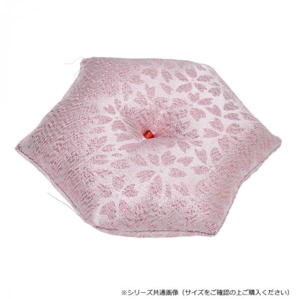 2.3寸サイズで、綺麗な柄が施されたビーズ付の薄型六角布団です。 生産国:日本 素材・材質:ポリエステル、レーヨン 商品サイズ:2.3寸:奥行75×幅75×高さ10mm 重量:14g　※サプライヤー直送品　　