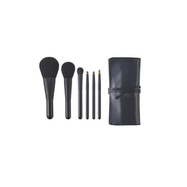 世界に誇る熊野の化粧筆。筆司の手作り極上品質化粧筆。穂先をカットしない熊野の化粧筆は、穂先がやわらかくやさしいので肌触りが違います。メイクのノリや持ちも断然違う逸品です。 生産国:日本・中国(ブラシ専用ケース) 素材・材質:フェイスブラシ・...