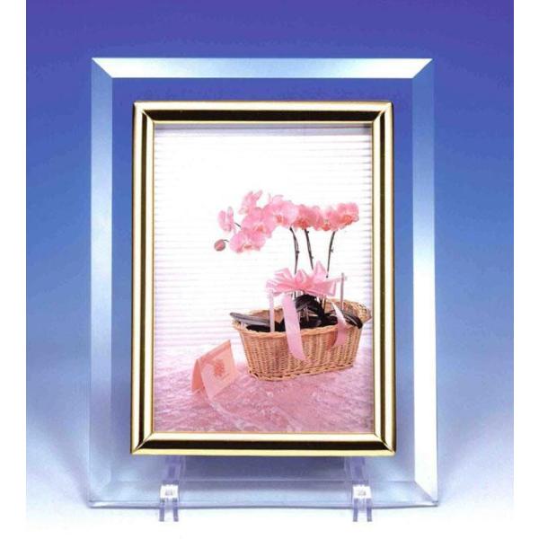 ハガキサイズ対応で、PCからプリントした写真紙などにもご使用いただけます。 生産国:日本 素材・材質:再生ガラス 商品サイズ:200×150×10mm 重量:385g 仕様:ハガキサイズ対応(150×150mm)別離スタンド付き縦・横兼用　...