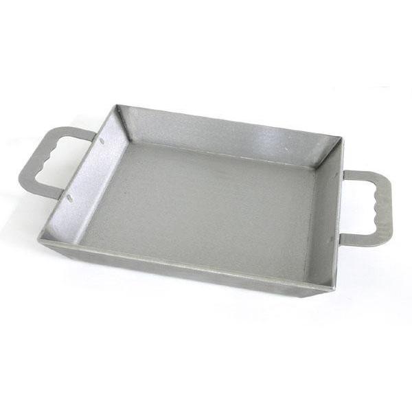 すき焼用鉄鍋。深さが4.6cmありますので、うどんすきなどの鍋料理にもご利用頂けます。また最近流行のモツ鍋にも最適です!厚板なのでムラ無く焼け、保温性も抜群、熱で歪みません。 生産国:日本 素材・材質:取っ手・ボルト:ステンレス、本体:鉄 ...