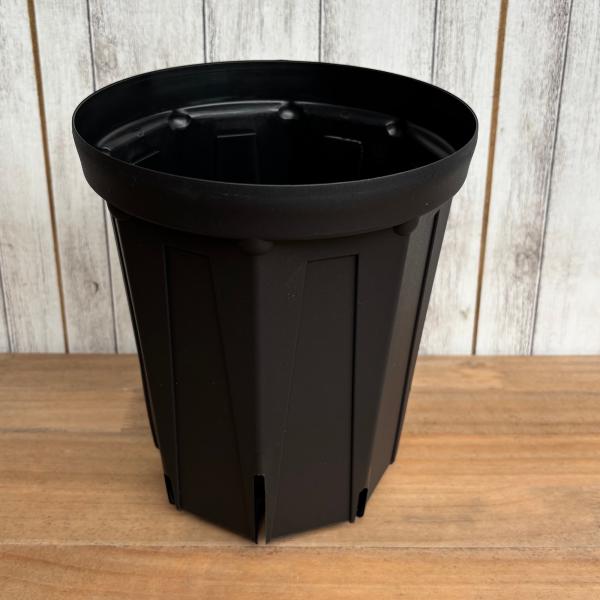 観葉植物や塊根植物の植え替えに最適な、兼弥産業製のスリット鉢・ロングタイプシリーズです。根のサークリングを抑えるスリット構造と、スタイリッシュなブラックカラーで、機能性とデザイン性を兼ね備えたプラ鉢です。■商品情報品番：CSM-180Lサイ...