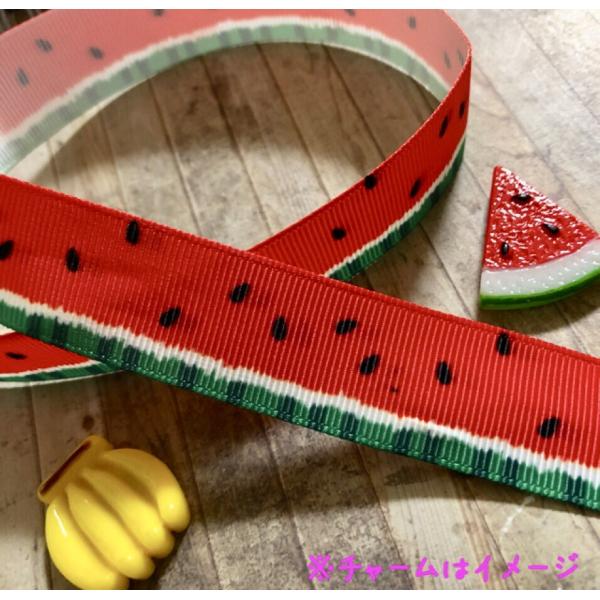 スイカ柄 のグログランリボンです。1ヤード150円での販売です。(※1ヤード 約91.4cm)ヘアリボン等、小物にアレンジしやすい、25mm幅のリボンです。リボンを作るととっで可愛いです。※1ヤード(36インチ)のものさしで測っています。セ...