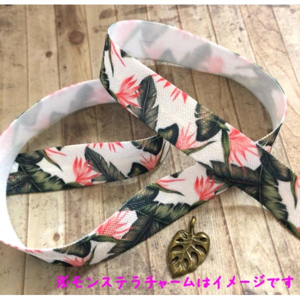 リーフ柄の伸縮性のあるリボンです。1ヤード150円での販売です。(※1ヤード 約91.4cm)ヘアタイ(ヘアゴム)やブレスレットの作成におすすめです。※1ヤード(36インチ)のものさしで測っています。センチとは多少の誤差がでますのでご了承下...