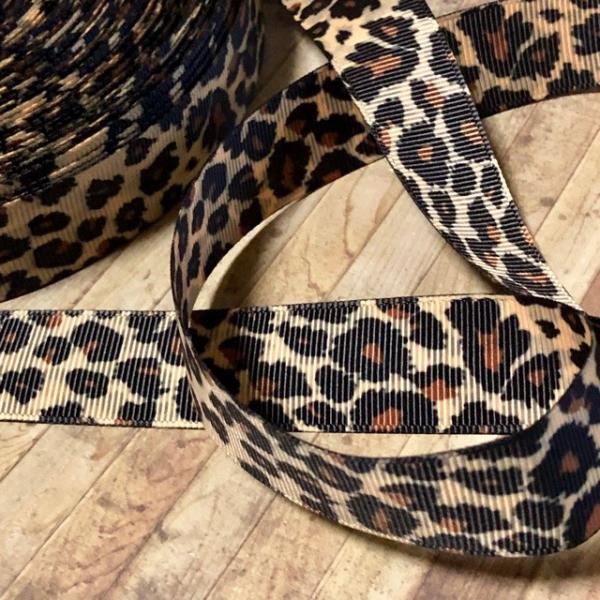 ヒョウ柄のグログランリボンです。両面プリント仕様1ヤード160円での販売です。(※1ヤード 約91.4cm)ヘアリボン等、小物にアレンジしやすい、22mm幅のリボンです。※1ヤード(36インチ)のものさしで測っています。センチとは多少の誤差...