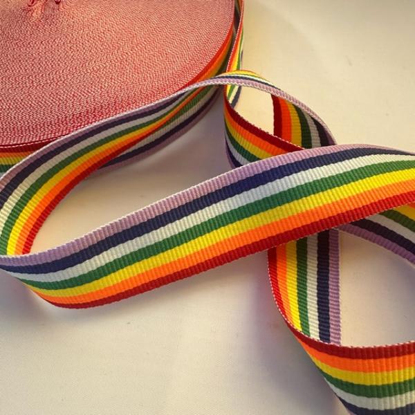 カラフルな両面仕様のリボンです。1ヤードでの販売です。(※1ヤード 約91.4cm)※2ヤード必要な場合は、2点カートに追加の上ご購入下さい。ヘアリボン等、小物にアレンジしやすい柔らかな素材。25mm幅のリボンです。※1ヤード(36インチ)...