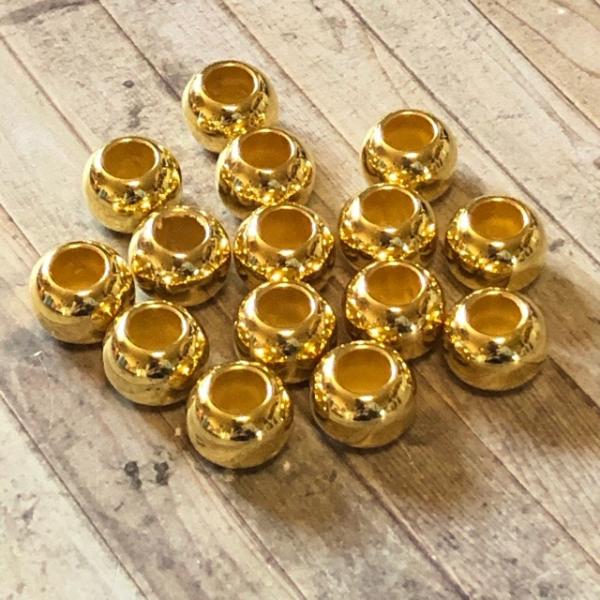 手芸のワンポイント、アクセサリー作りに。アジャスター用ビーズやループエンドに使えます。12個セットでの販売です。サイズ 約12mmホール 約6.8mmカラー　ゴールド素材 プラスチック同サイズで販売中のシルバーとは若干高さが違うため、合わせ...