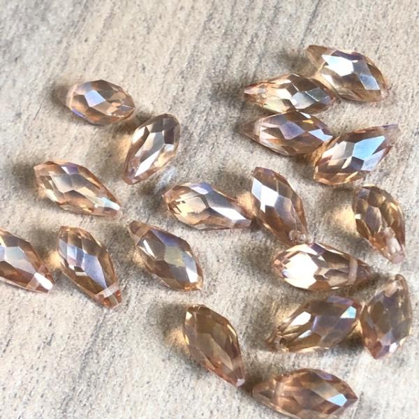 ブレスレットやネックレスなど、アクセサリー作りに。20個セットでの販売です。サイズ 約 6mm×12mmカラー シャンパンゴールドホール付近は小さな傷や小さな欠けがある場合がございます。素材 アクリル