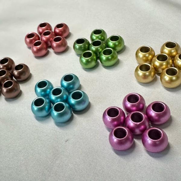 手芸のワンポイント、アクセサリー作りに。アジャスター用ビーズやループエンドに使えます。20個セットでの販売です。サイズ 約12mm×10mmホール 約5.8mmカラー マットメタルカラー素材 プラスチック※色むらがある箇所がございます。