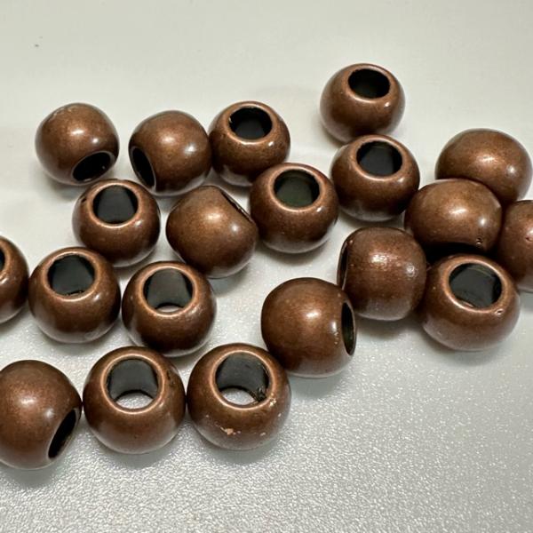 手芸のワンポイント、アクセサリー作りに。用ビーズやループエンドに使えます。20個セットでの販売です。サイズ 約11mm×9mmホール 約5.5mmカラー ブロンズブラウン素材 プラスチック※色むらがある箇所がございます。中国製