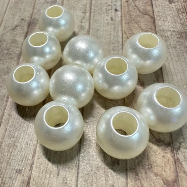 手芸のワンポイント、アクセサリー作りに。アジャスター用ビーズやループエンドに使えます。14個セットでの販売です。サイズ 約14mm×12mmホール 約5.8mmカラー パールカラー素材 プラスチック※小さな傷やホール部分に多少の歪みがある場...