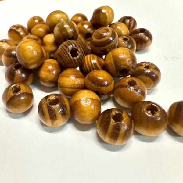 木製ビーズ。手芸のワンポイント、アクセサリー作りに。サイズ 約10x9mm 穴：2~3.5mmカラー バリーウッド素材 木※木屑による目詰まりやバリや形の変形がある箇所がございます。(まん丸で無い箇所)入荷ロットによって色の濃淡が多少異なります。