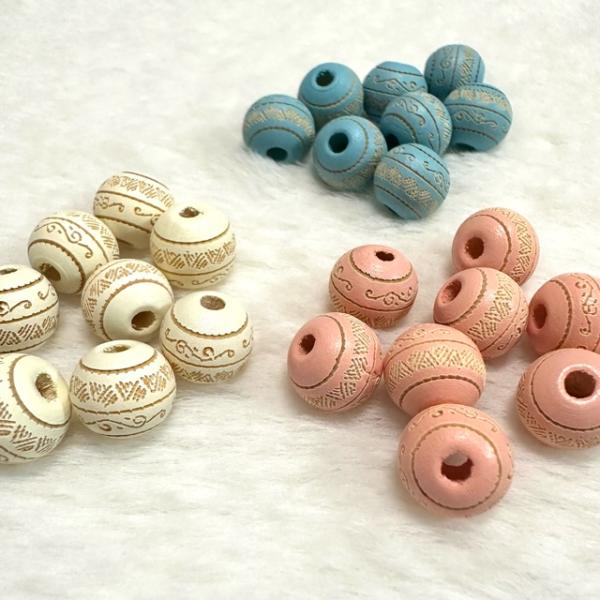 1つずつ丁寧に彫刻模様の入った木製ビーズです。手芸のワンポイント、アクセサリー作りに。16個セット。8個から16個に増量しました。サイズ 約10x9mm 穴：2.5mmカラー ホワイト、ピンク、ターコイズ ご希望のカラーを選択して下さい。素...