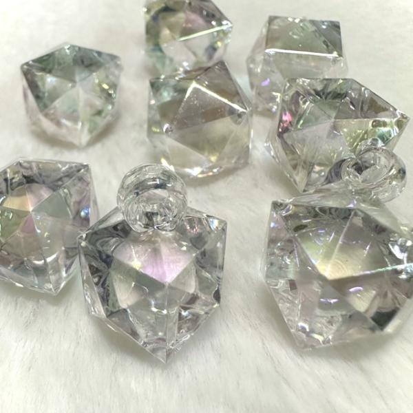 ループ部分と一体になった大きめのアクリルビーズです。手芸のワンポイント、アクセサリー作りに。ビーズリースなどにも。画像では伝わりにくいですが、とてもキラキラしていて綺麗なチャームビーズです。8個セットサイズ 約16mm×16mm×21mmホ...