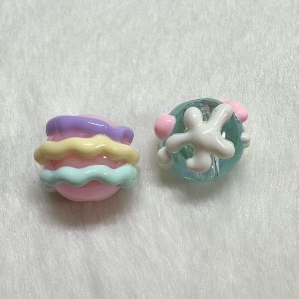 1つ1つ手書きのかわいいアクリルペイントビーズです。手芸のワンポイント、アクセサリー作りに。ボールペン作りやビーズリースなどにも。2個セットでの販売です。サイズ 約18mm×16mmホール 約3mmカラーピンクのベースビーズにペイント×1個...