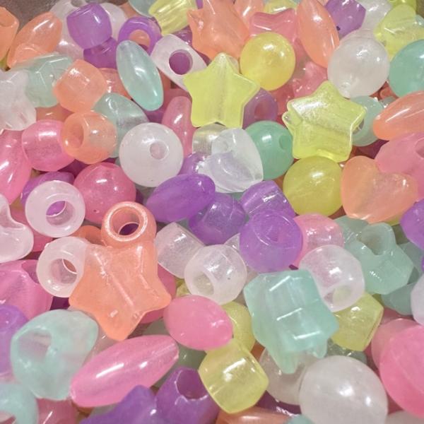 ゼリービーンズのような可愛い蓄光タイプのビーズです。80個セットでの販売です。色、形はランダムになります。サイズ 長さ約8~13mmx幅6.5~12mmx厚6~10mm 穴：約1.6~3.8mmカラー マルチカラーハートや星、丸形などランダ...
