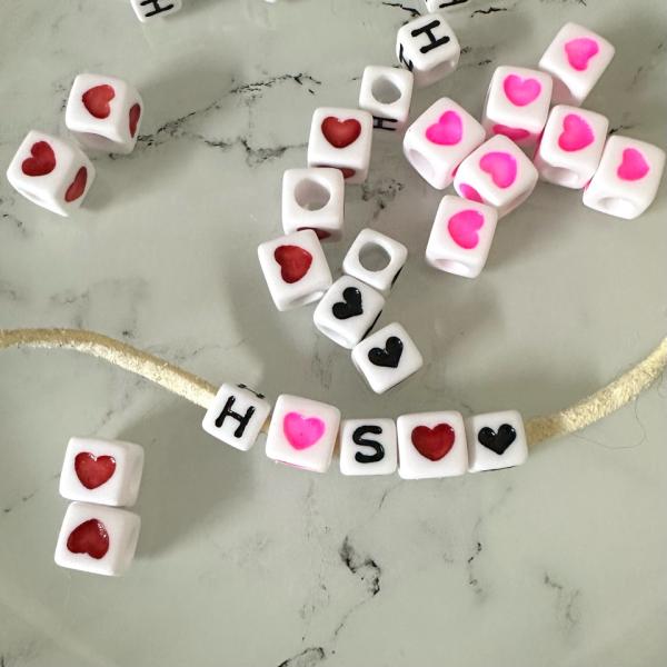 アルファベットが刻印された、大穴タイプのビーズです。ご希望のアルファベットを選択頂けます。1個多少の色ズレや滲みがある箇所がございます。赤とピンクのハートは他アルファベットや黒のハートとはサイズが多少異なります。サイズ アルファベット、黒ハ...