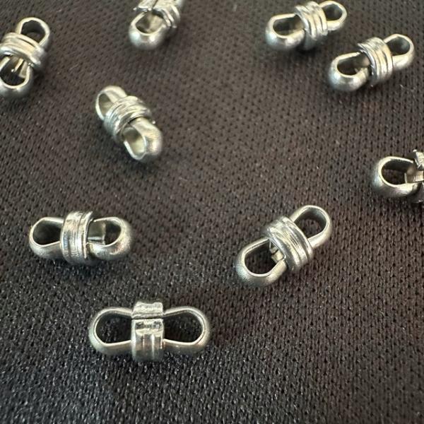 ネックレスやブレスレット作成などに使う金属パーツビーズです。とても小さなパーツになります。カラー シルバー(暗めなステンレスシルバーカラー)Size   約 8mmx3.5mm穴：2.5mmx1.5mm素材 ステンレススチール10個セット