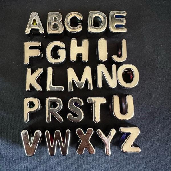 手芸のワンポイント、アクセサリー作りに。パラコード等の太めの紐等に使用出来ます。注意 カラービーズにクロムメッキ塗装をしている仕様の為、地の色が穴部分や塗装の届かない部分に残って見えている箇所がございます。紐等を通した状態や正面からは見えな...