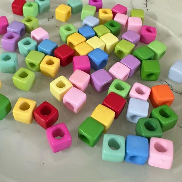 手芸のワンポイント、アクセサリー作りに。アジャスター用ビーズやループエンドに使えます。パラコードアクセサリーなどにも。ミックスカラーの為、色の個数などのご指定は頂けません。60個セットでの販売です。サイズ　約7mm x 7mm x 7mm穴...