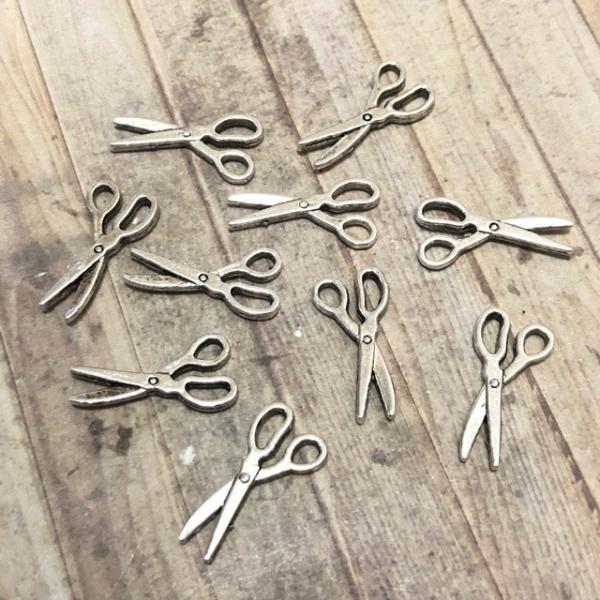 珍しくてかわいい小さなはさみモチーフのチャームです。手芸のワンポイントやアクセサリー作りに。10個セットでの販売です。サイズ 約 9mm×18mmカラー アンティークシルバー素材 合金 Alloy