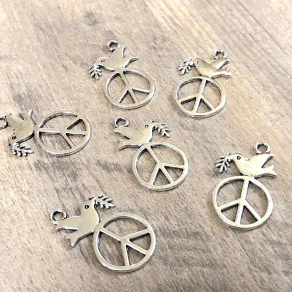 ピースマークに小鳥が乗ったチャームです。手芸などアクセサリー作りのワンポイントに。6個セットでの販売です。サイズ 約28mm×16mm素材　亜鉛合金アンティークシルバー